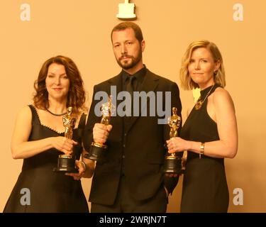 Raney Aronson-Rath, Mstyslav Chernov und Michelle Mizner mit den Oscars ...