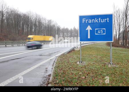 Ein Verkehrsschild zeigt den Weg A45 Richtung Frankfurt a.M. auf einem ...