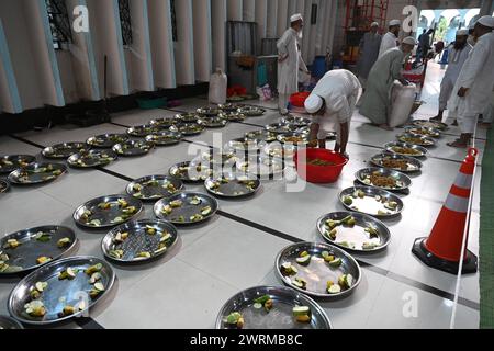 Volunteers prepare Iftar food for Muslim devotees before they break ...