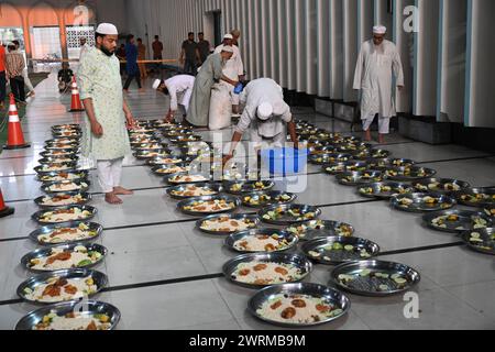 Volunteers prepare Iftar food for Muslim devotees before they break ...
