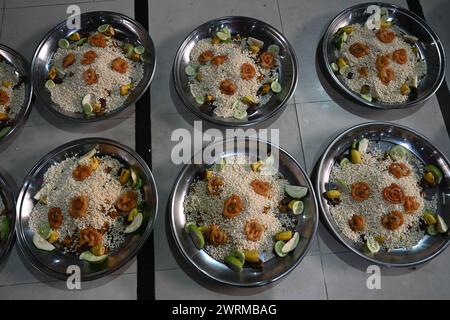 Volunteers prepare Iftar food for Muslim devotees before they break ...