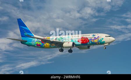 Garuda Indonesia B737-8U3, PK-GMU Pokemon Livery final approach to Bali ...