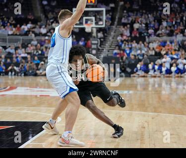 Central Florida guard Jaylin Sellers (24) goes up against Kansas center ...