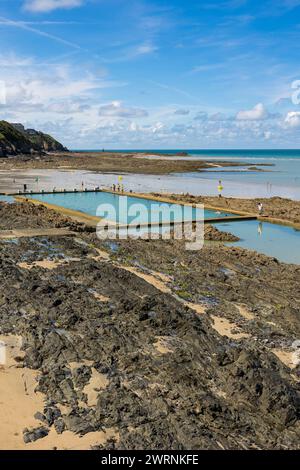 Piscine de mer à marrée basse sur la plage du Plat Gousset à Granville ...