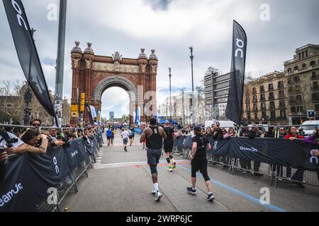 Image of the finish line with the Arc de Triomphe Barcelona Marathon of ...