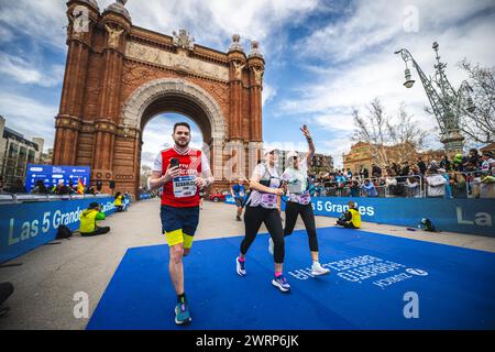 Image of the finish line with the Arc de Triomphe Barcelona Marathon of ...