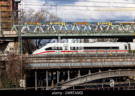 Ein Intercity-Express ICE der Deutschen Bahn steht auf Gleis 12 im Hauptbahnhof Hamburg. St ...