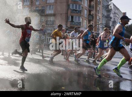 The participants of the Berlin Marathon are cooled down with a water ...