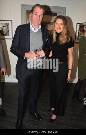 Andreas Baumgartl Galerist Dan Pyle-Zeichenkuenstler vor seinen Bildern ...