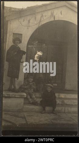 Fleckenstein Family at the Beach. Louis Fleckenstein, photographer ...