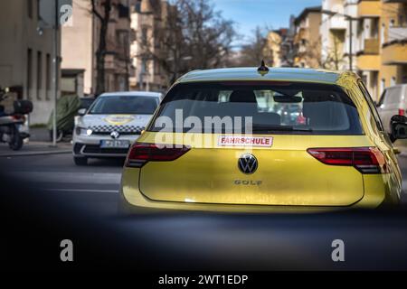 Berlin Straßenverkehr, Verkehr: Straßenszene mit Rollstuhl, Behinderte ...