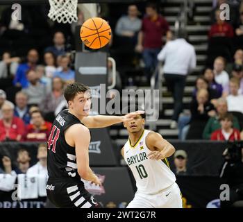 Cincinnati guard Simas Lukosius (41) dribbles against Kansas guard Zeke ...