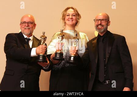 Mark Coulier, Nadia Stacey und Josh Weston mit den Oscars für das beste ...