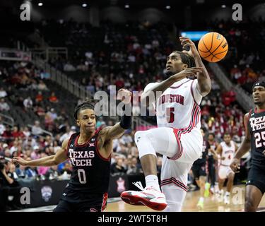 Houston forward Ja'Vier Francis (5) and Kansas forward Flory Bidunga ...