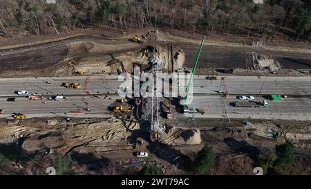 Workman on the section of the M25 between Junctions 10 and 11, in ...