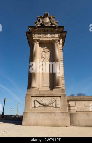 Monument at the entrance of Grant Park at Congress Plaza Garden in ...