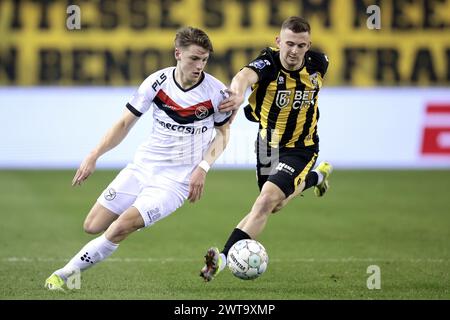 ARNHEM - (l-r) Kacper Kozlowski of Vitesse, Stije Resink of Almere City ...