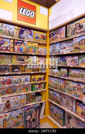 LEGO GAME BOXES ON DISPLAY INSIDE THE HAMLEYS TOY STORE Stock Photo - Alamy