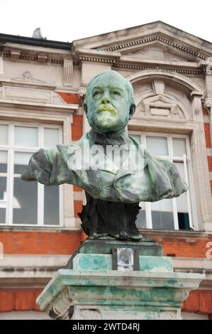 UK. BUST OF SIR HENRY TATE, FOUNDER OF THE TATE LIBRARY IN BRIXTON ...