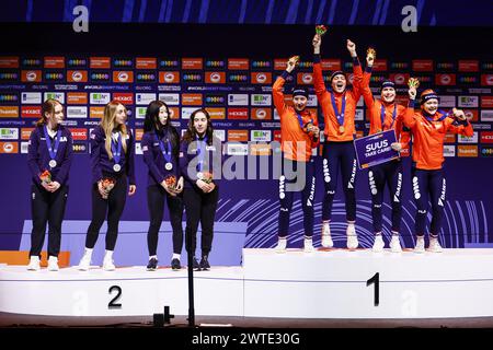 VELZEBOER Xandra (NED) celebration with the team during Short Track ...