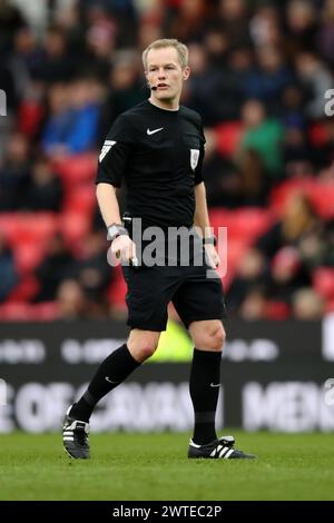 Referee, Gavin Ward looks on as Aaron Ramsey of Norwich City and Ben ...