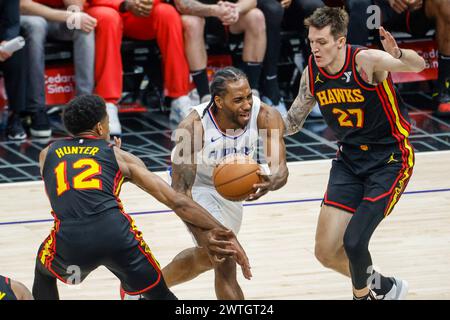 Atlanta Hawks' De'Andre Hunter drives past Milwaukee Bucks' Jevon ...