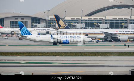 N27251 United Airlines Boeing 737-8 MAX am Los Angeles International ...