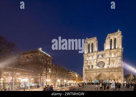 Crowd in front of iconic Notre Dame Cathedral during Christmas in Paris ...
