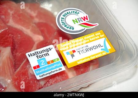 Fleisch als Lebensmittel Das Logo der Initiative Tierwohl mit der ...