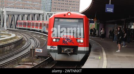 Eine S-Bahn der Linie S2 in Richtung Bergedorf fährt in den Bahnhof ...