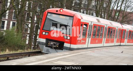 Eine S-Bahn der Linie S2 in Richtung Bergedorf fährt in den Bahnhof ...