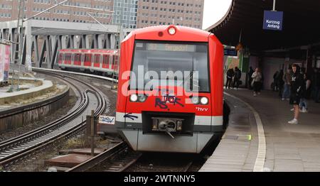 Eine S-Bahn der Linie S2 in Richtung Bergedorf fährt in den Bahnhof ...