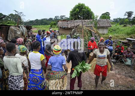 Pygmies of the BaAka people dancing, Libongo, Est region, Cameroon ...
