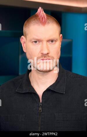 Sascha Lobo in der ARD-Talkshow hart aber fair im Studio Adlershof ...