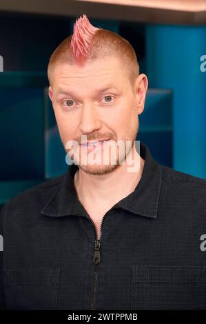 Sascha Lobo in der ARD-Talkshow hart aber fair im Studio Adlershof ...