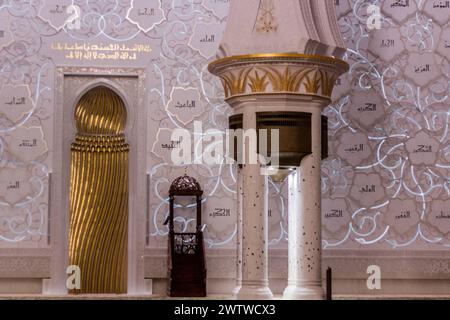 ABU DHABI, UAE - OCTOBER 17, 2021: Mihrab in the Prayer hall of Sheikh ...