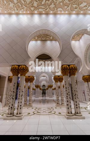 ABU DHABI, UAE - OCTOBER 17, 2021: Mihrab in the Prayer hall of Sheikh ...