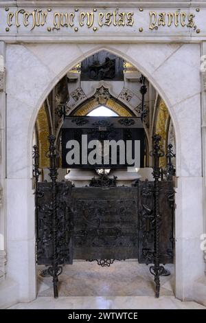 Christopher Columbus Tomb inside of Columbus Lighthouse, Santo Domingo ...