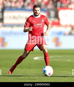 Marnon Busch (1. FC Heidenheim, #02) im Zweikampf, Kampf um den Ball ...