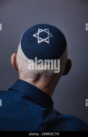 Jewish man wearing a kippa Stock Photo - Alamy