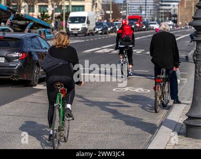 Combined bus and cycle lane, Unter den Linden Palace Bridge, Berlin ...