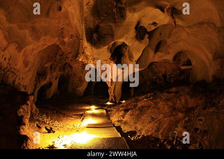 The beauty stalactites inside the turmeric Kamin cave. Tai Rom Yen ...