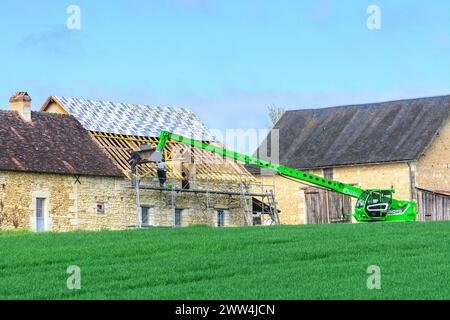 Country farmhouse roof renovation with Tubesca Comabi scaffolding and ...