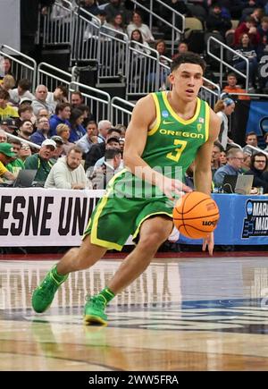 Oregon guard Jackson Shelstad (3) dribbles down the court during the ...