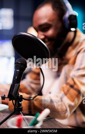 Male presenter speaks to audience Stock Photo - Alamy