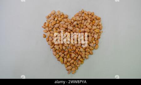 Peanut vegetable in loose grains, portioned and shelled Stock Photo - Alamy