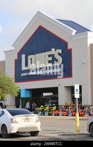 Exterior view and signage for a Lowe's home improvements store in San ...