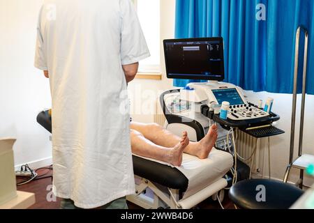 Treatment of varicose veins by foam echosclerotherapy, injection into a ...