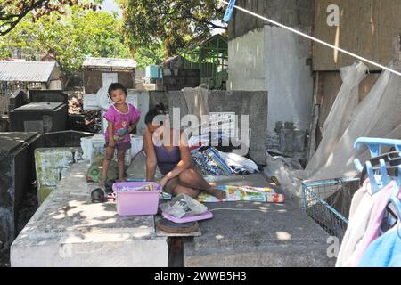 Poor living in Passay Cemetery in Manila-Philippines Stock Photo - Alamy