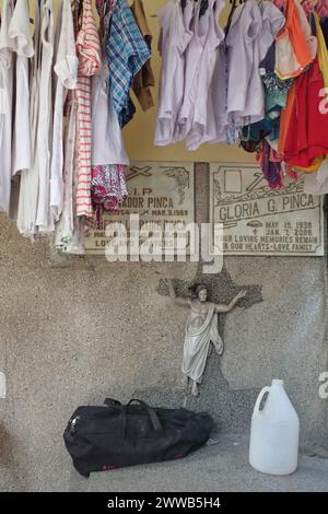 Poor living in Passay Cemetery in Manila-Philippines Stock Photo - Alamy
